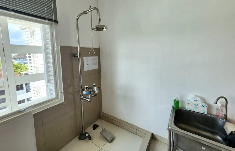 Pentingnya Shower Darurat di Laboratorium - Fakultas Kedokteran Gigi