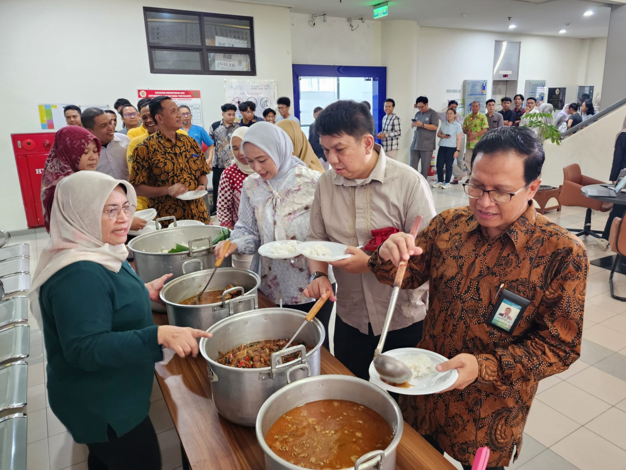 Melestarikan Tradisi, FKG UGM Gelar Dahar Kembul - Fakultas Kedokteran Gigi